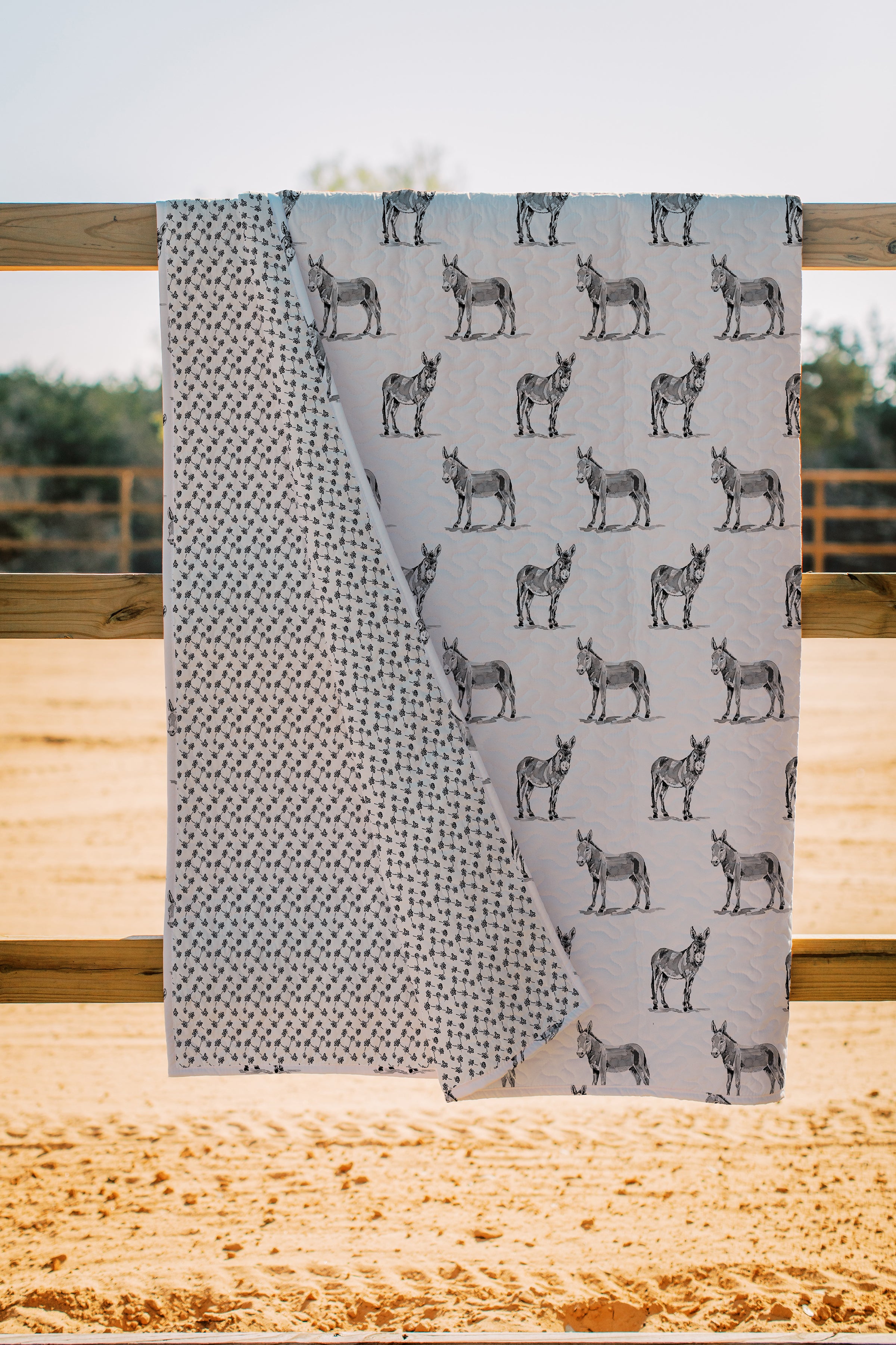 Donkey Icon Linen/Black Quilt – Ida Mae Home